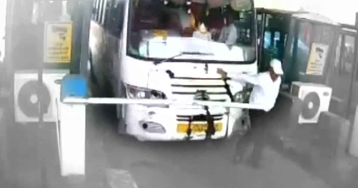 bus-driver-refuses-to-pay-toll-tax-tries-to-run-over-the-manager